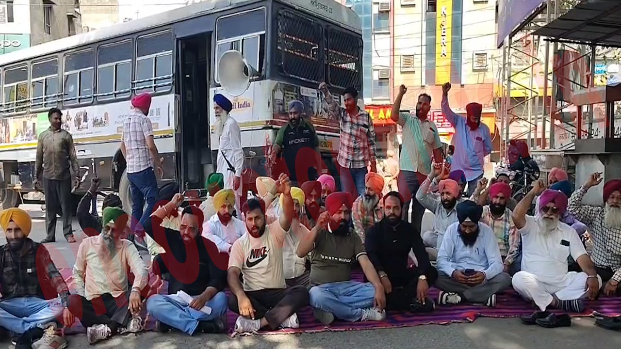 Punjab Roadways, PUNBUS और PRTC के ठेका कर्मचारियों ने किया बस स्टैंड ...