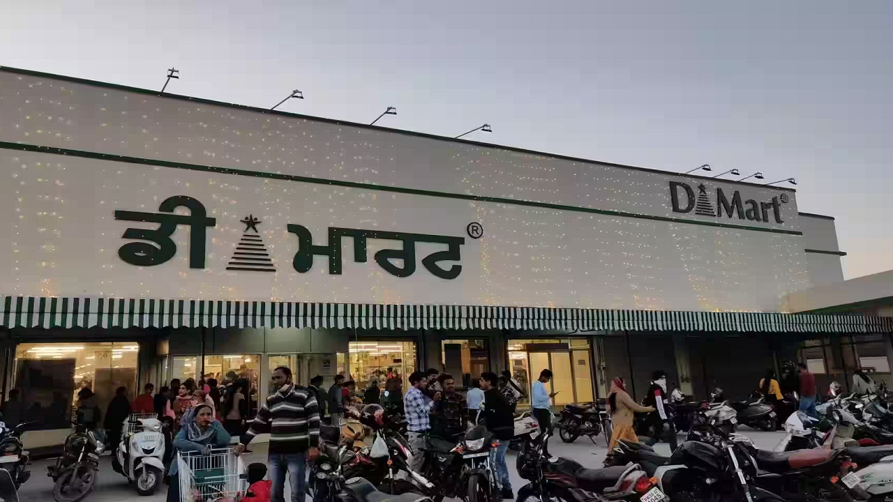 Jalandhar News : D Mart में चोरों का आतंक, Shopping करने आई महिला का ...